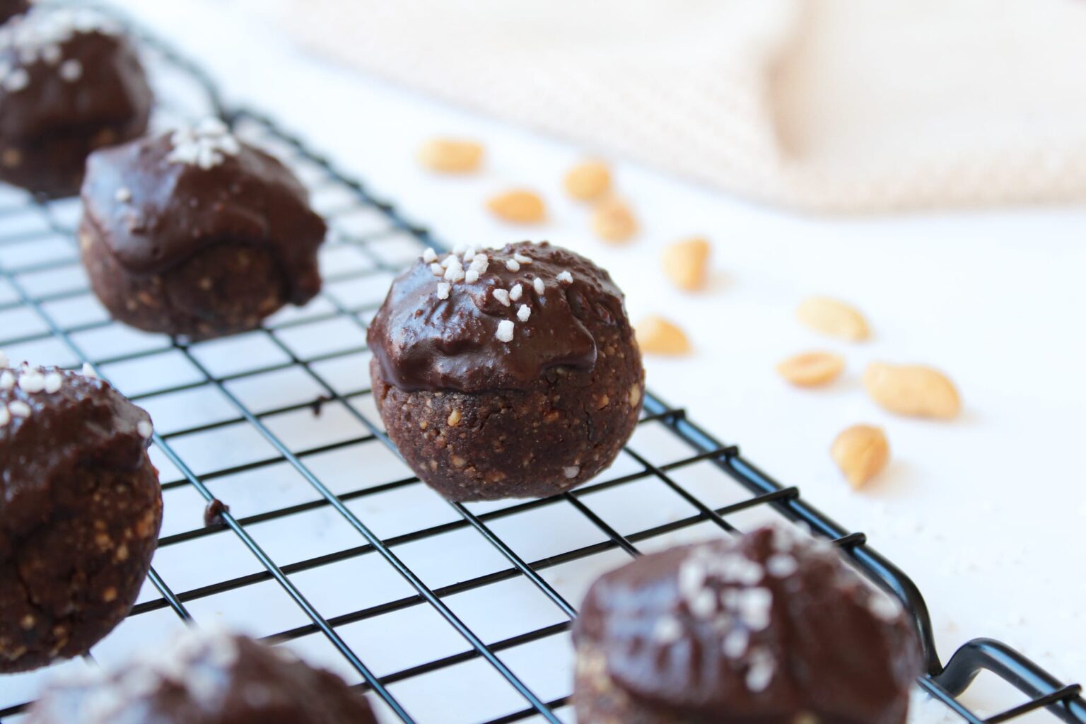 Vegane Snickers Energy Balls mit Datteln mit Erdnüssen