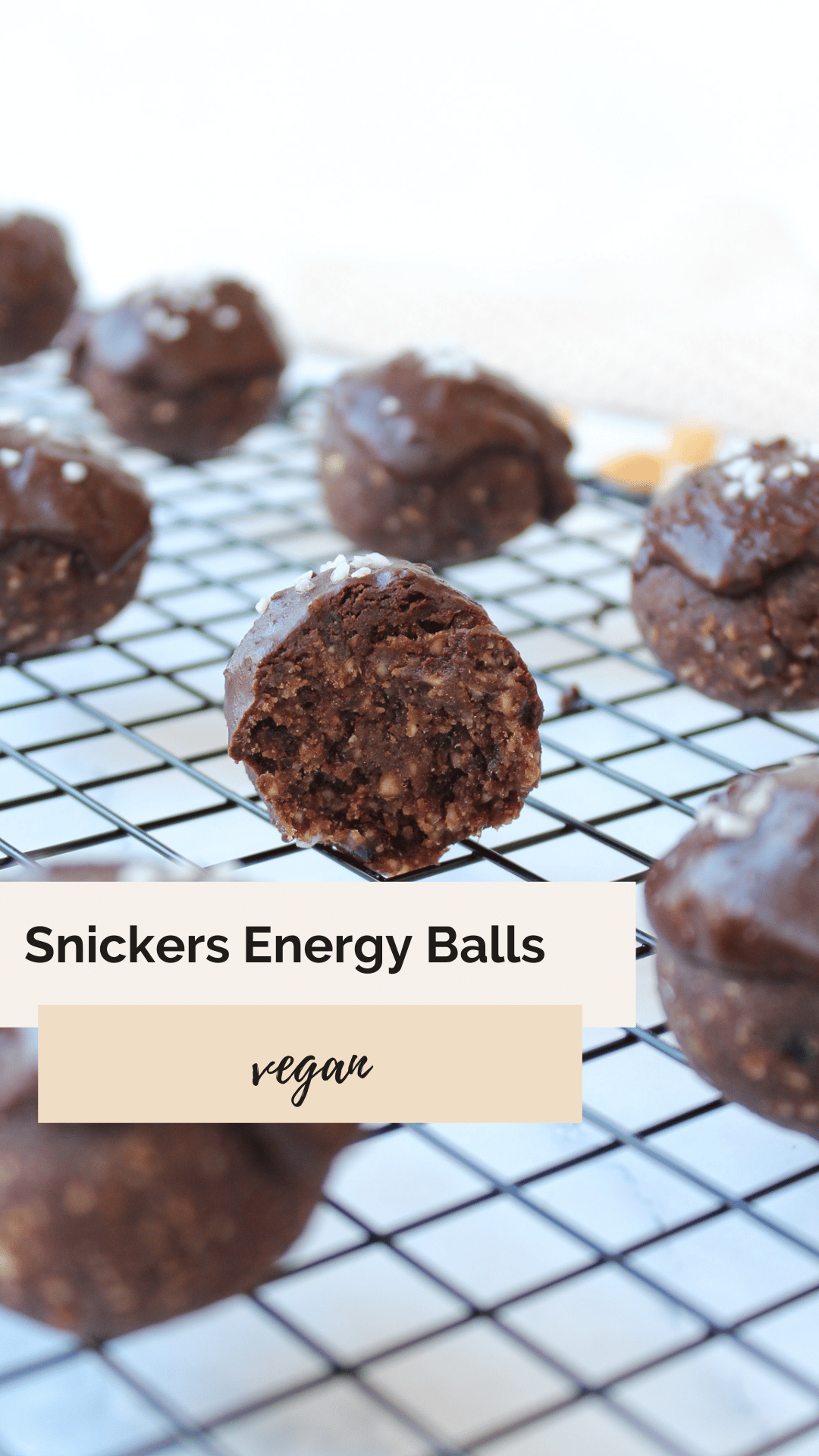Vegane Snickers Energy Balls mit Datteln mit Erdnüssen
