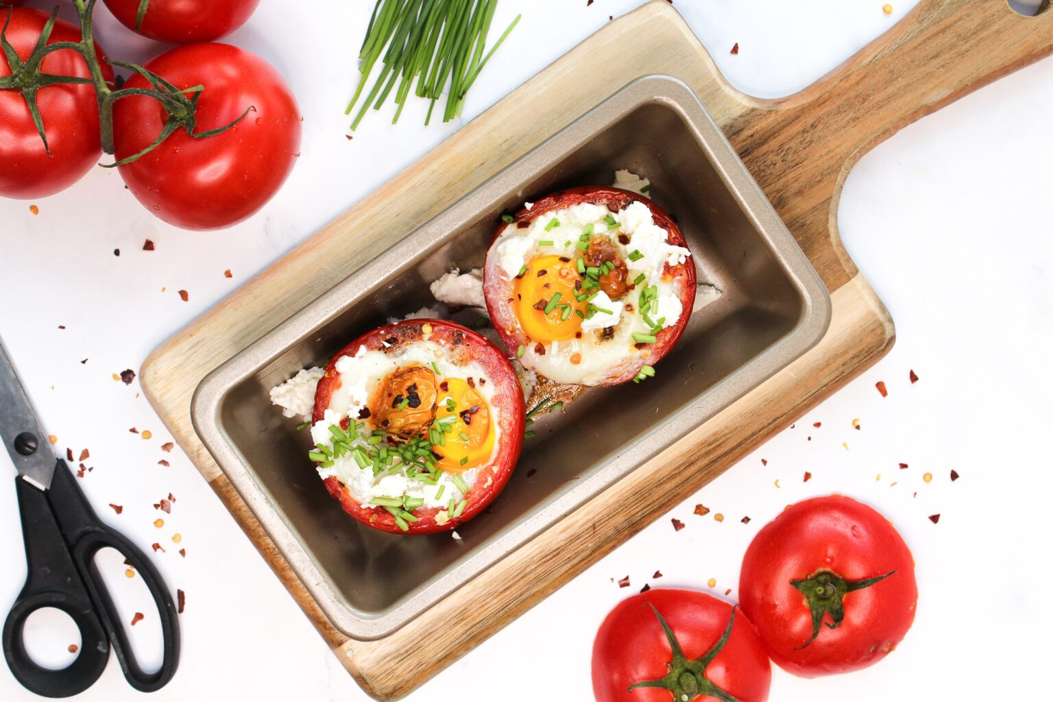Gefüllte Tomate vegetarisch mit Feta und Ei